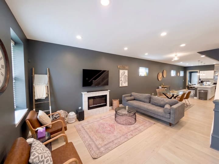 Spacious Home For 10 • Backyard • Sleeps Groups - Cincinnati, OH