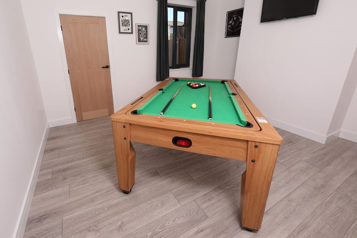 Spacious 6-guest Retreat With Pool Table - Gulliver's Valley Theme Park