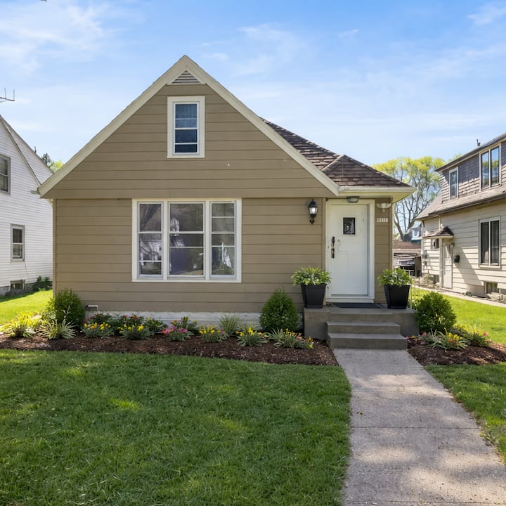 Entire 2-bedroom Duplex In The Heart Of The City - Milwaukee, WI