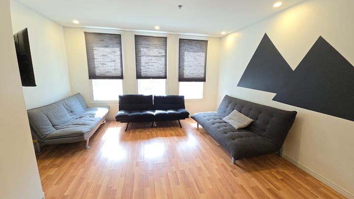 1• Your Crew’s Plateau Hq • Steps To Nightlife - Montreal