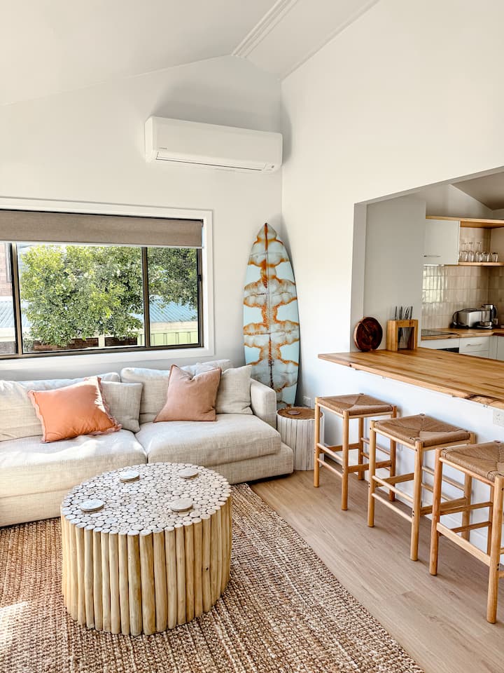 Currawong Retreat • Coastal Calm & Skylight Bath - South West Rocks