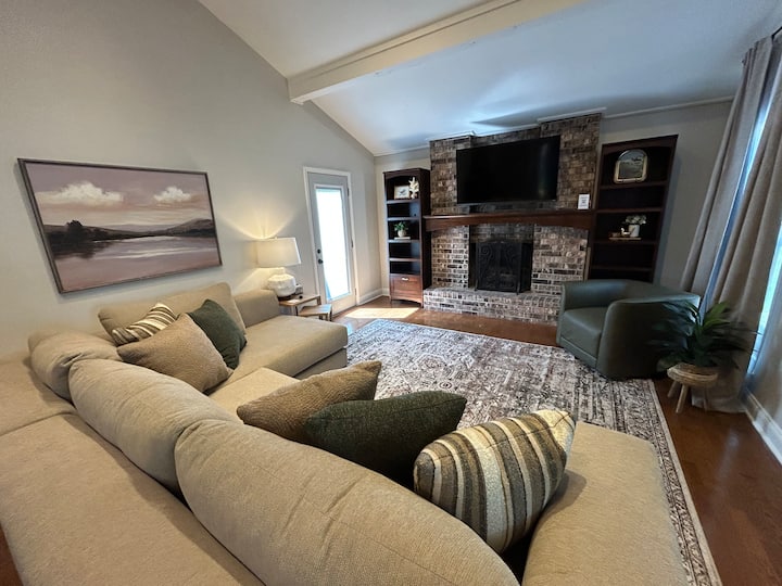 The Grand Retreat/4brm W/ Fire Pit Grill + 2 King - Shawnee, KS