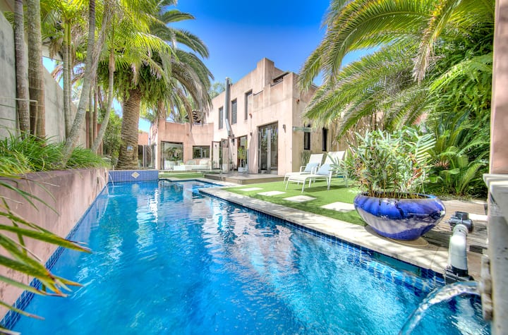 Resort Home
Pool Hottub
Movietheatre Room Sleeps 8 - Austinmer