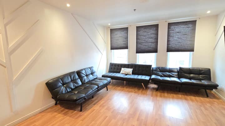 3• Your Crew’s Plateau Hq • Steps To Nightlife - Laval, Quebec, Canadà