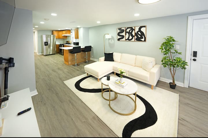 Modern 2br Gem• Free Parking/10 Min Midway Airport - Cicero, IL