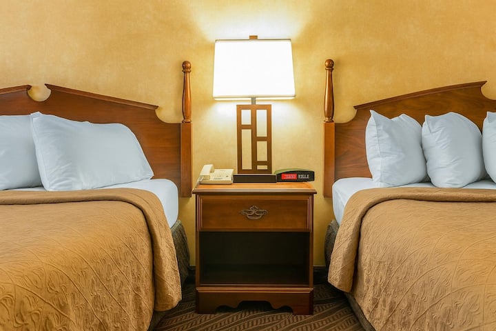 Quality Inn Dbl Queen Room + Pool, Gym & Breakfast - Gaylord, MI