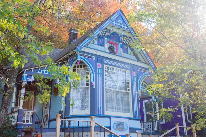 Cliff Cottage Inn - Sarah Bernhardt King Jacuzzi - Eureka Springs, AR