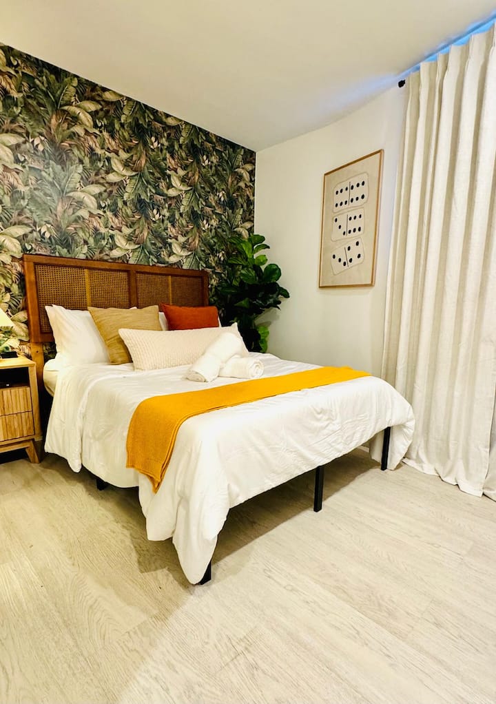 Casa Tropica Escape | 2br Near Beach & Airport - Dania Beach, FL