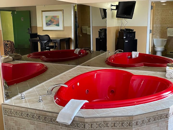 Red Heart Shape Jacuzzi With King Bed Non-smoking - Seaside Heights, NJ