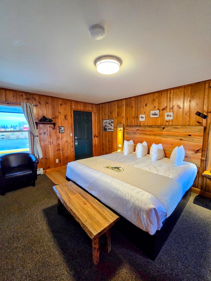 Spacious King Room #105-alpine Lodge - Red Lodge, MT