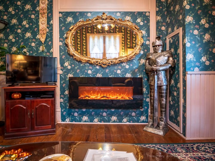 Cliff Cottage Inn - Lord Tennyson King Jacuzzi - Eureka Springs, AR