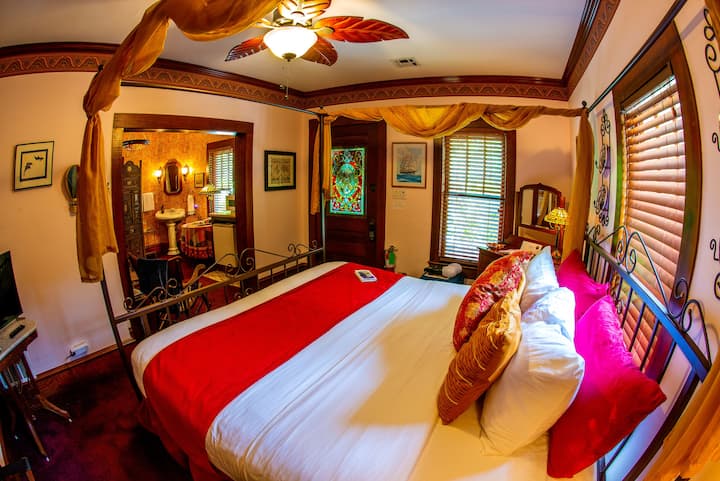 Cliff Cottage Inn - Robert Stevenson King Jacuzzi - Eureka Springs, AR