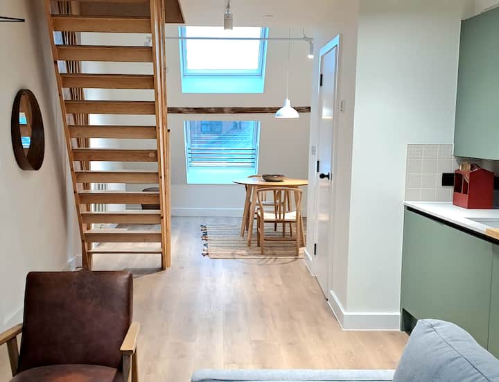 Sleeps 4 - King & Double | Charming Loft | Jq - Birmingham