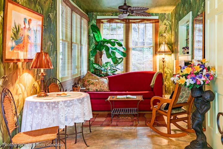 Cliff Cottage Inn - Emily Dickinson King Jacuzzi - Eureka Springs, AR