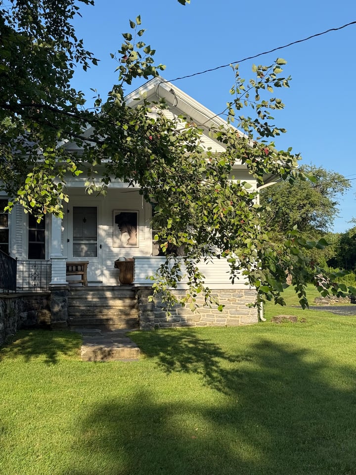 Cozy Cottage Heaven - Bennington, VT