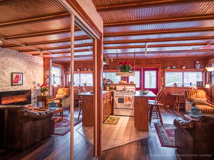 Cliff Cottage Inn - Zelda King Hot Tub Suite - Eureka Springs, AR