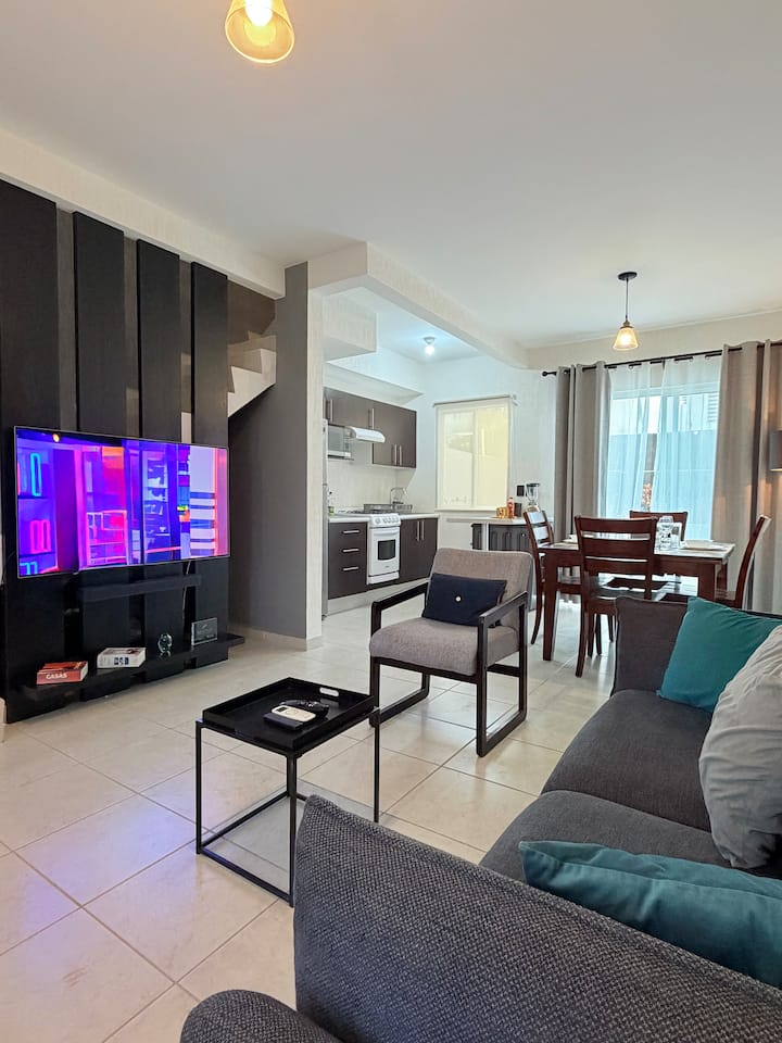 Casa En Cancún Con Alberca, Diseño Y Ubicación Top - Cancún