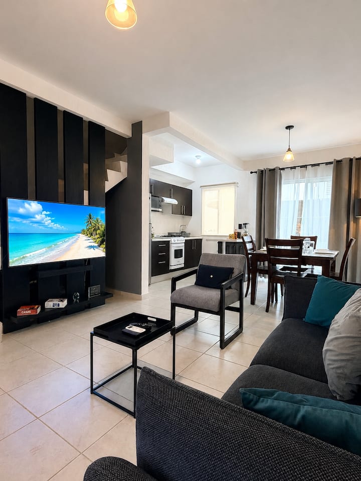 Casa En Cancún Con Alberca, Diseño Y Ubicación Top - Cancún