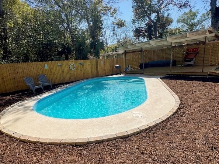 Cozy 2br Family Retreat W/ Pool + Deck | Sleeps 9 - Jacksonville, FL