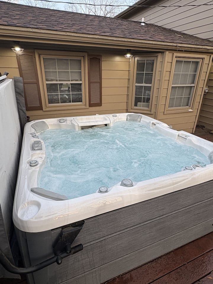 Cozy 3br W/ Hot Tub + Fire Pit | Walk To Gardens - Holland, OH