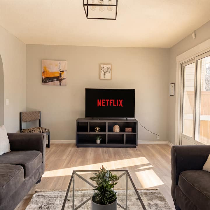 3br Cozy Comfortable Home • - Chestermere