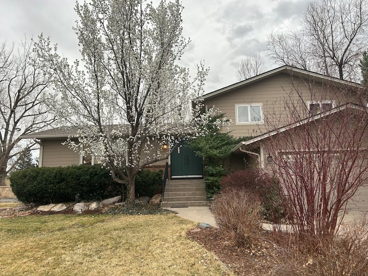 On The Green. A Large 3 Bed Golf Course Getaway! - Greeley, CO