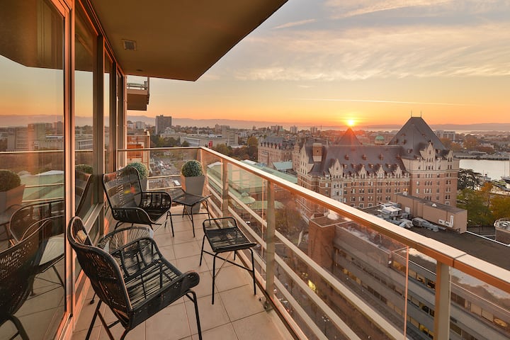 Waterfalls Hotel - Stunning 2 Bedroom Luxury Condo - Victoria