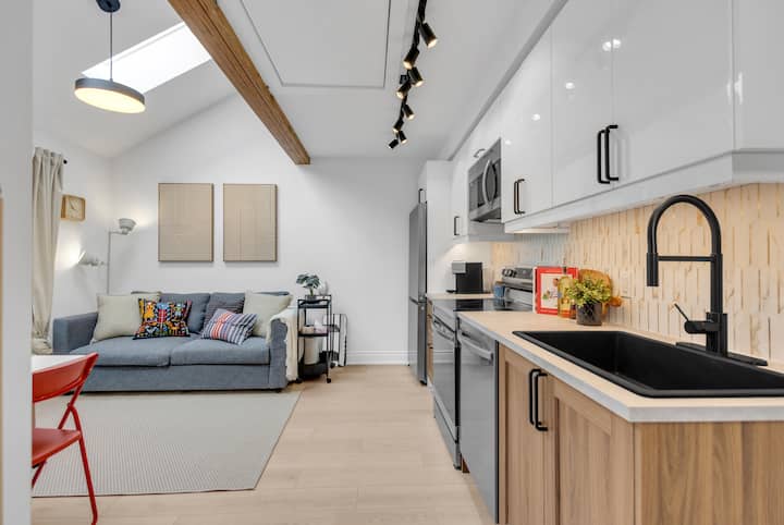 Modern 2br Loft Near Bmo Field + Parking Included - Toronto