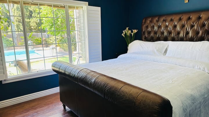Luxury Cozy Bedroom With A Pool View - Simi Valley, CA