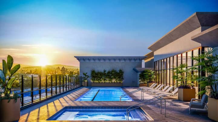 Luxury High-rise Retreat | Pool, Jacuzzi, Gym - Redwood City, CA