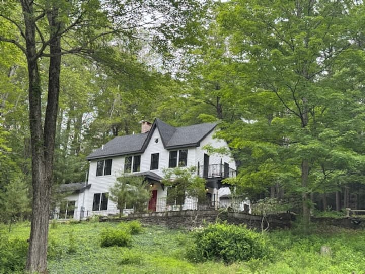 Lakeview Farmhouse Castle - Woodstock, NY