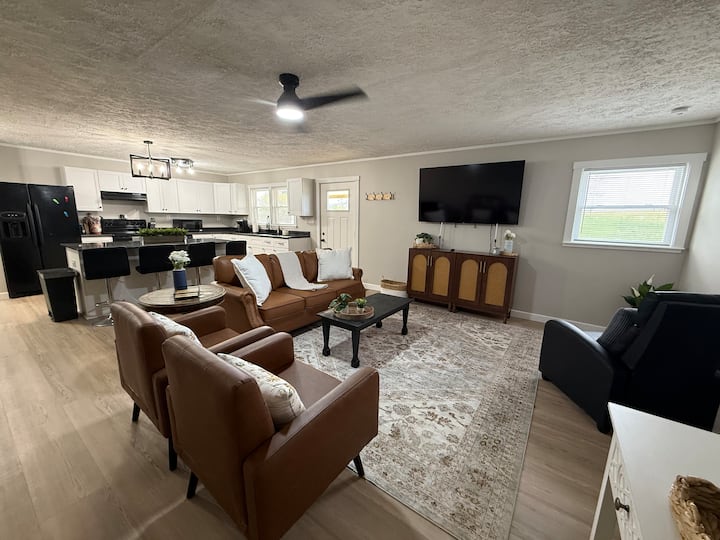 Modern Relaxation Spot + Hot Tub + Game Room - Slade, KY