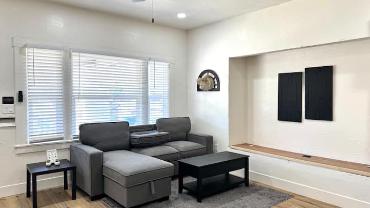 Cozy Historic Hanford Hideaway • 1br/1ba W/laundry - Hanford, CA