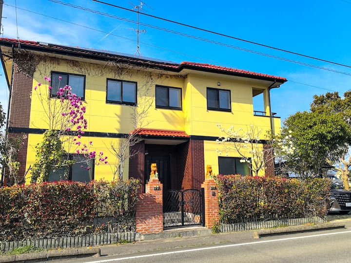 温泉郡宿　家族旅行、グループ旅行、団体ツアーに快適・広々な贅沢別荘で中型バス、乗用車も駐車できます。 - Matsuyama