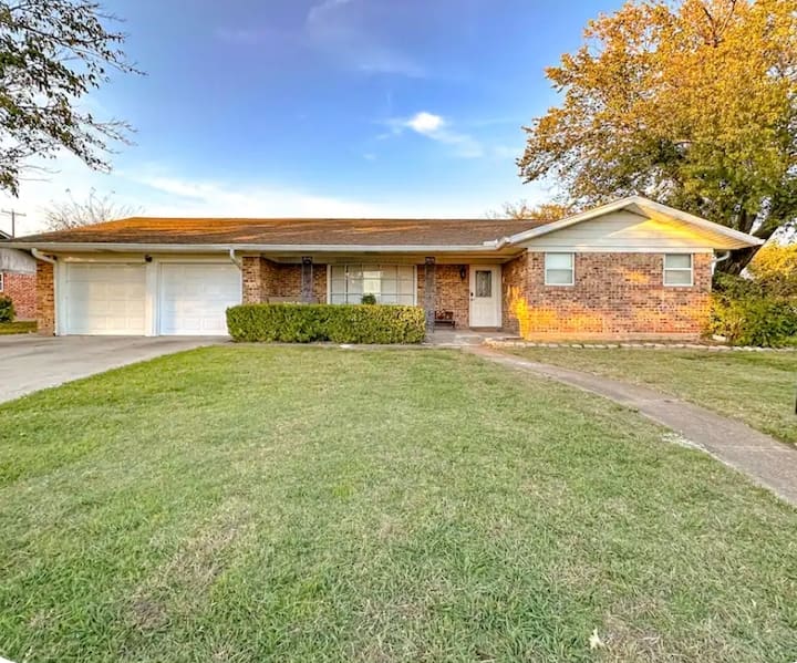 Simply Comfortable And Cozy - Frank Buck Zoo, Gainesville