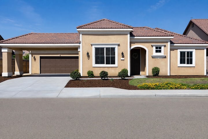 Relax & Unwind+fire Pit+pergola Dining+cozy Living - Tulare, CA