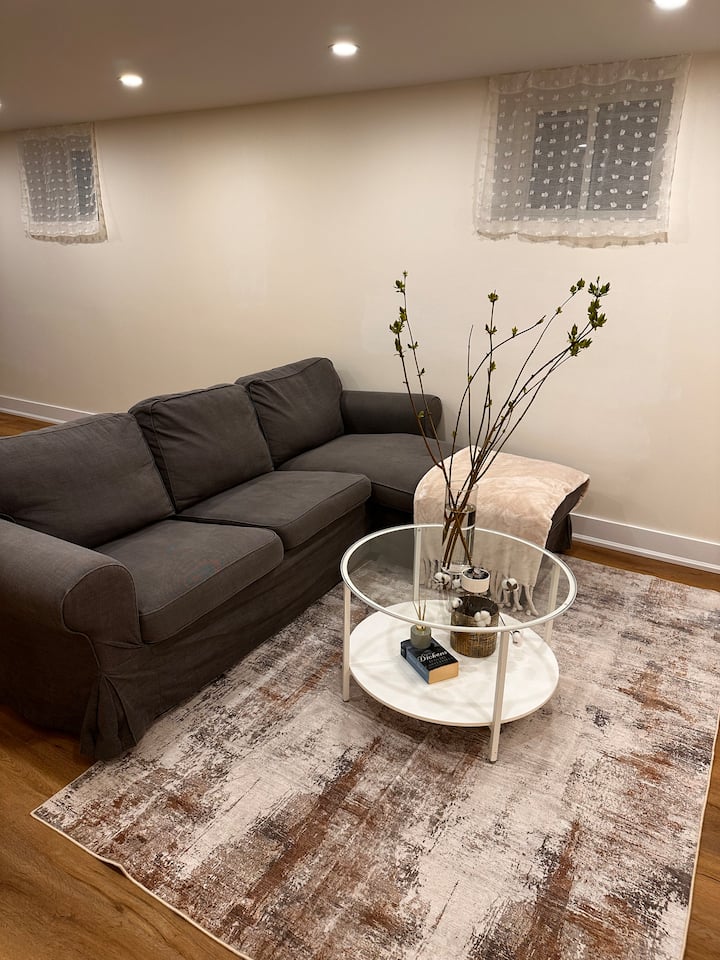 Cozy & Private Basement Suite 5 Min Away From Utm - Oakville