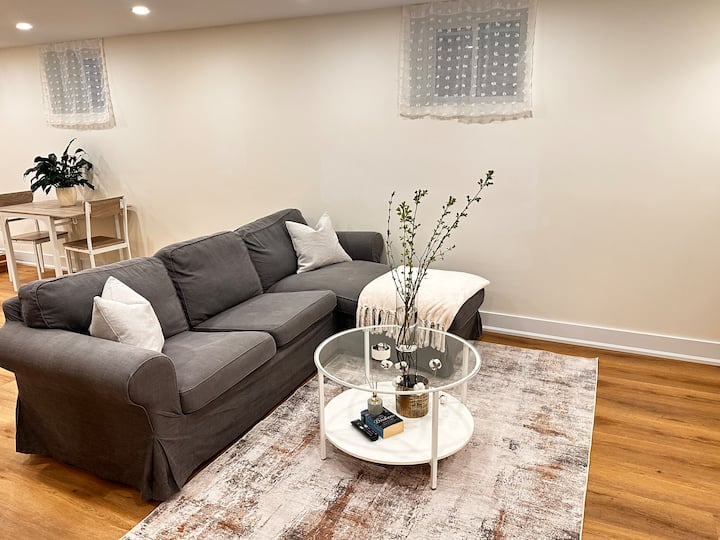 Stylish Private Basement Suite 5 Min Away From Utm - Oakville