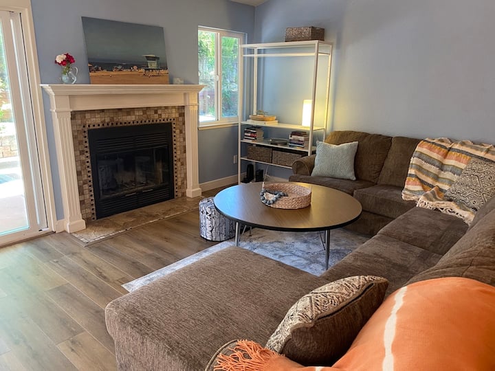 Cozy & Comfortable Furnished 3br Home - 30+ Day - Redding, CA