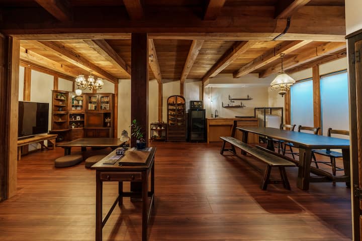 保護猫カフェと宿｜伝統的建造物を改装した一軒家｜古い町並み｜定員6名3寝室 - Takayama