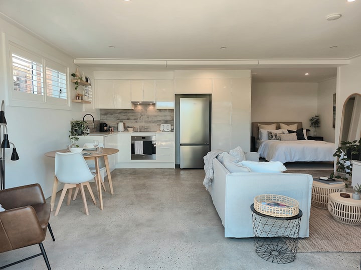 Coastal Retreat : Spacious, Stylish Private Studio - Terrigal