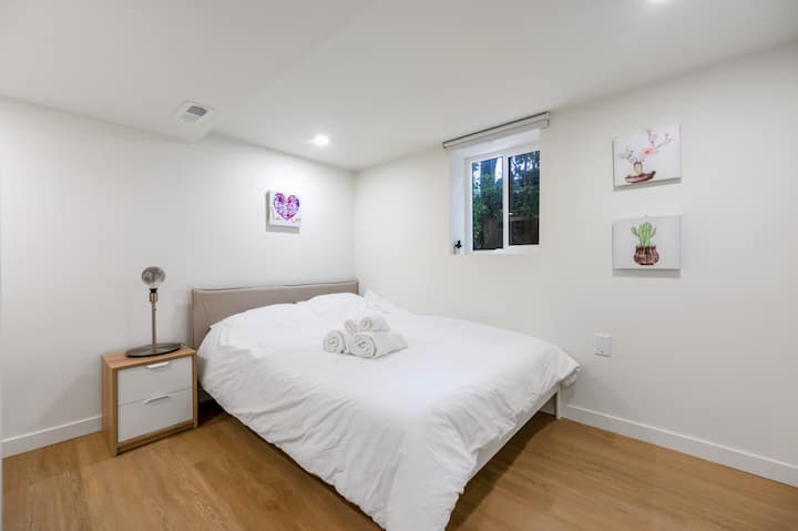 Vancouver West Near Ubc With Desk - Vancouver