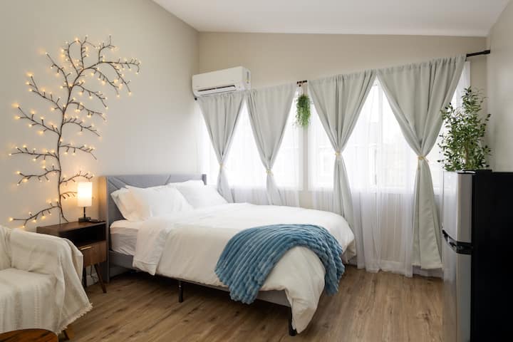 Large Room W/ Private Lounge - Seattle, WA