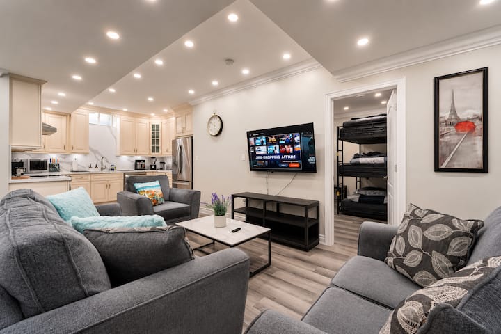 Renovated Group Getaway | Near Wonderland - Vaughan