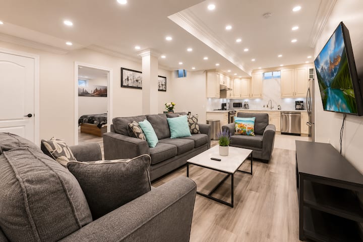 Renovated Group Getaway | Near Wonderland - Ontario