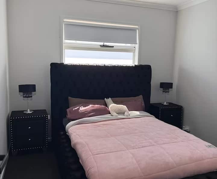 Modern Private Room + Own Bathroom - Melton