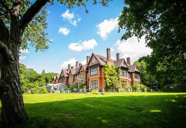 Cosy Double Room At Stanhill Court Hotel Gatwick - Dorking