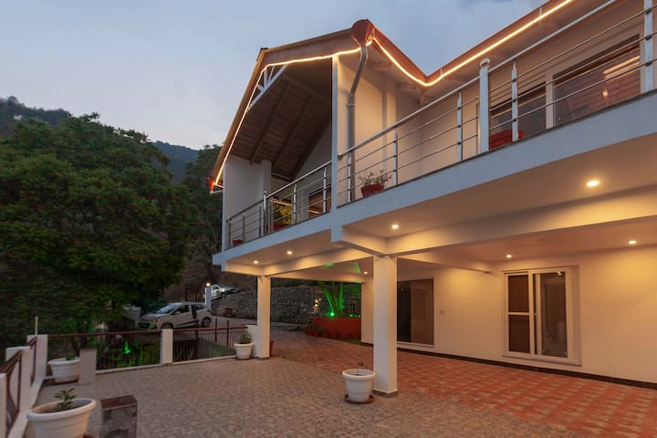 Pet-friendly Villa Near Kainchi Dham With Balcony - Nainital