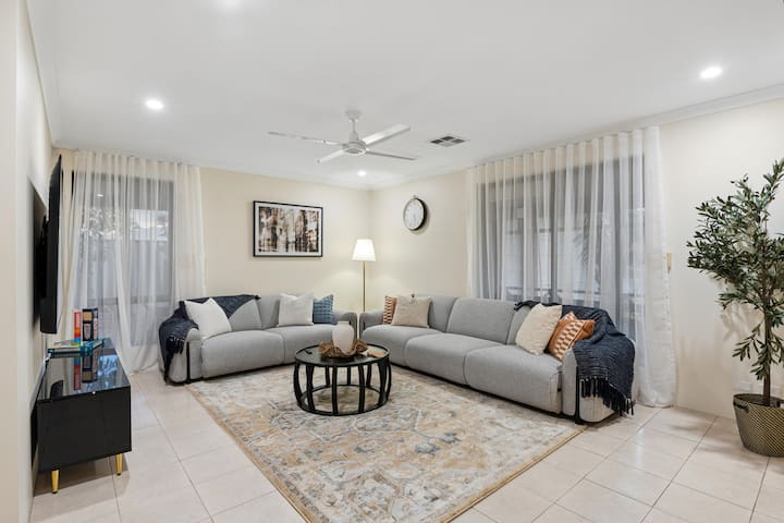 5br Home | Sleeps 10 | Outdoor Fireplace | Merriwa - Mindarie