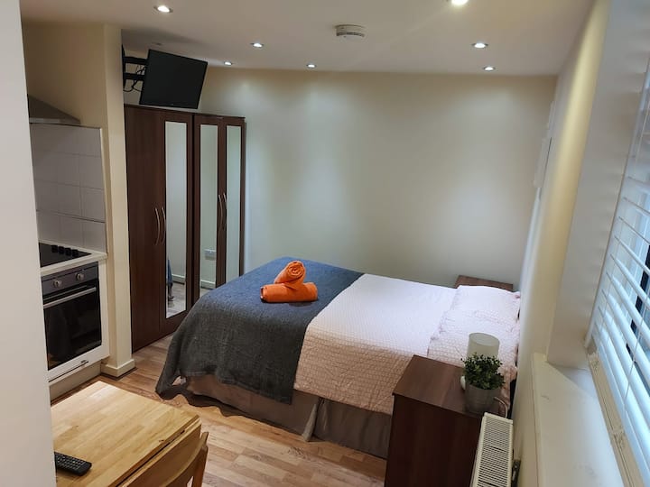 Cabin Studio In Queens Park W9 Simple And Small - Londres